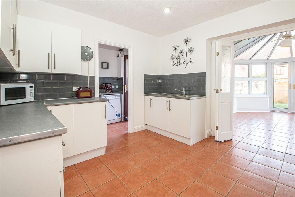 Nuneham Grove, Westcroft 4 bed detached house - £2,100 pcm (£485 pw)