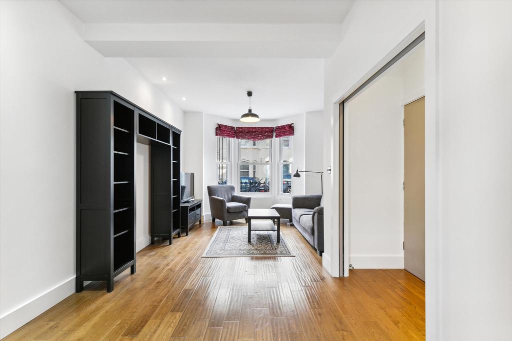 Shorrolds Road, London, SW6 2 bed flat - £2,492 pcm (£575 pw)
