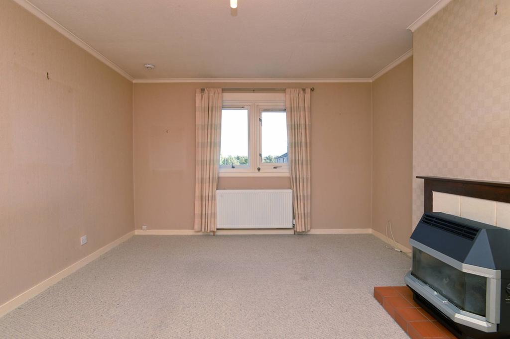63 Findlay Gardens, Edinburgh, EH7 6HQ 2 bed flat - £160,000