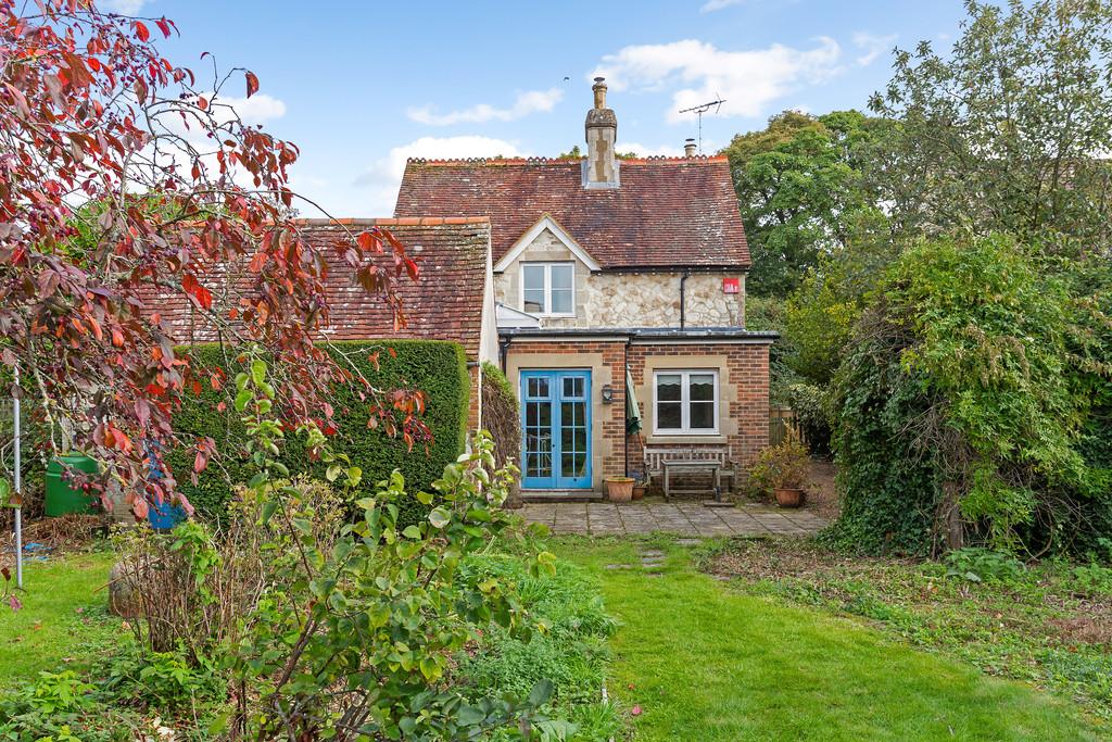 Upper Froyle, Hampshire 2 bed detached house - £800,000