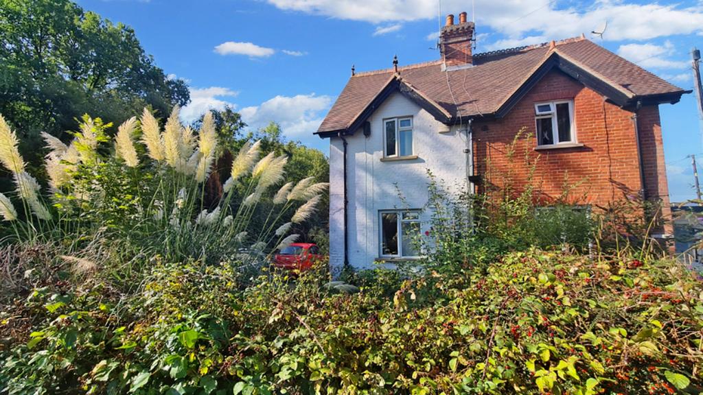 Petworth Road, Wormley, Godalming GU8 2 bed semi-detached house - £ ...