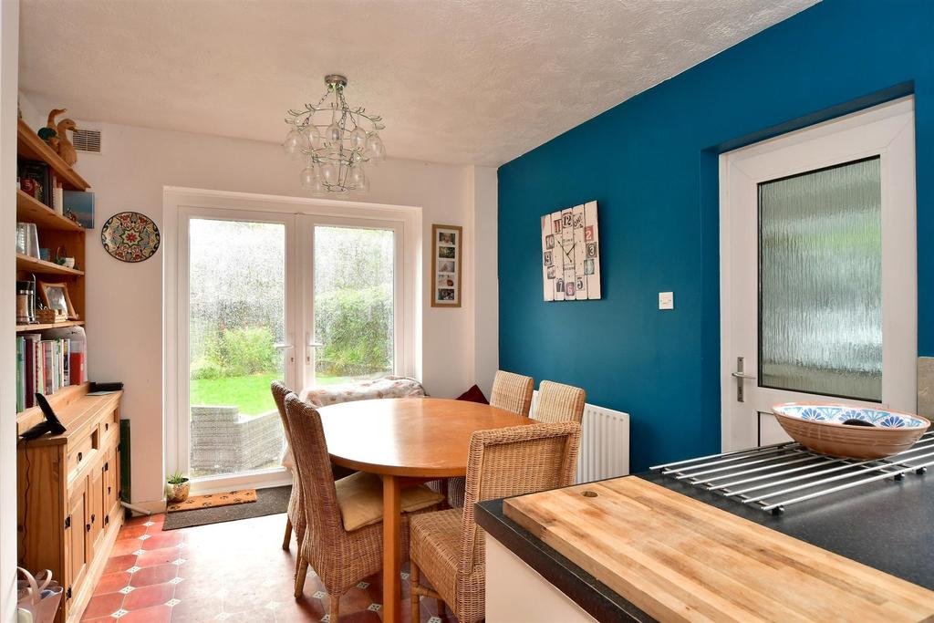 London Road, Pulborough, West Sussex 2 bed end of terrace house - £370,000