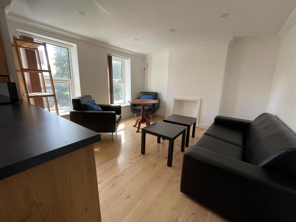 Richmond Road, Cardiff 3 bed flat - £1,209 pcm (£279 pw)
