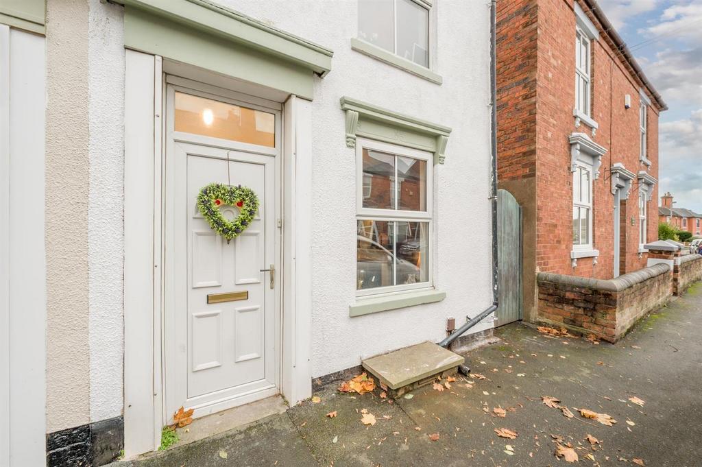 Green Street, Stourbridge, DY8 1UQ 2 bed semi-detached house - £230,000