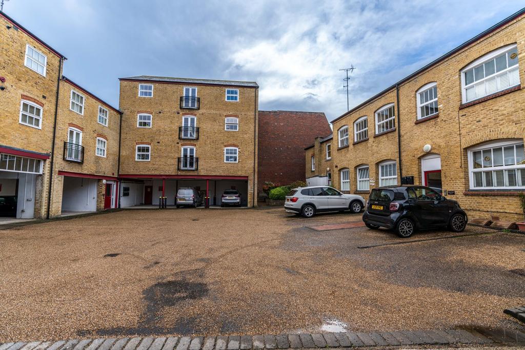 Crow Lane, Rochester, Kent, ME1 2 bed apartment - £1,195 pcm (£276 pw)