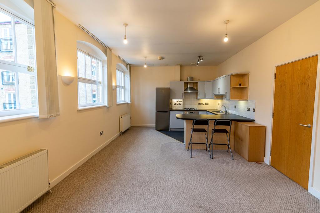 Crow Lane, Rochester, Kent, ME1 2 bed apartment - £1,195 pcm (£276 pw)