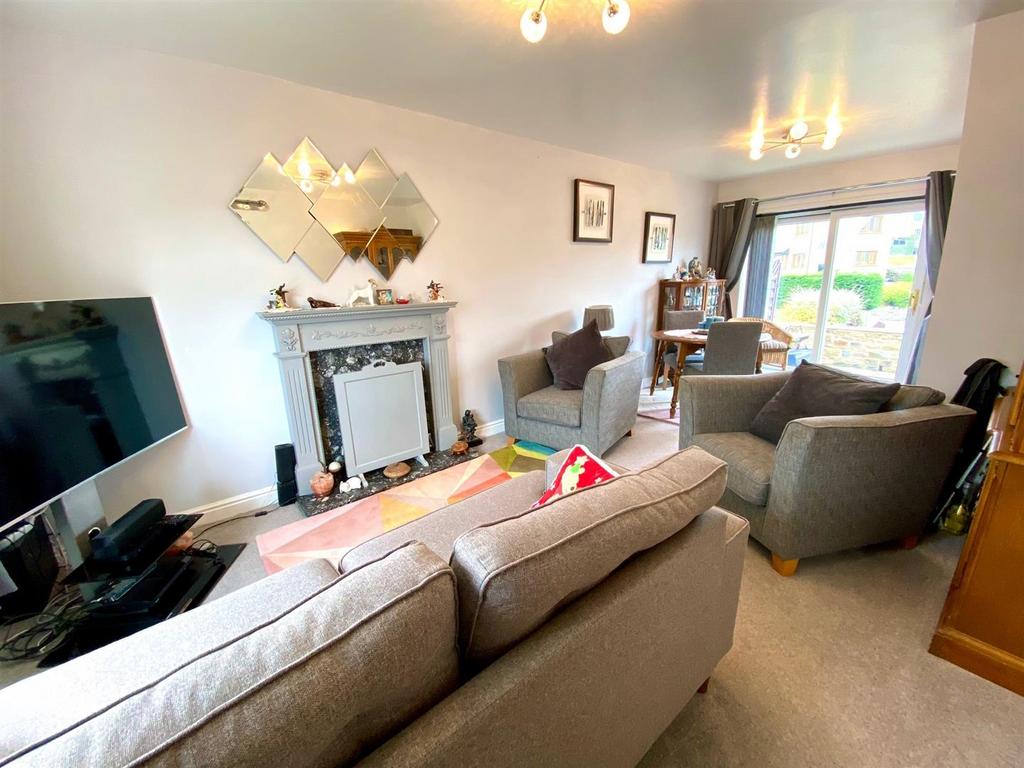 Bank Hall Grove, Shepley, Huddersfield 4 bed semi-detached house - £325,000