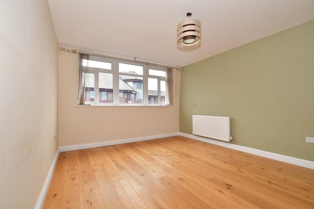 Springfield Road, Horsham, West Sussex 2 bed flat - £325,000