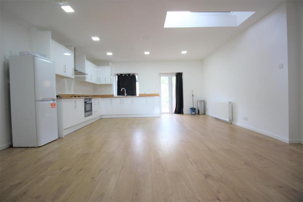 Longacre Road, London E17 5 bed house - £2,950 pcm (£681 pw)