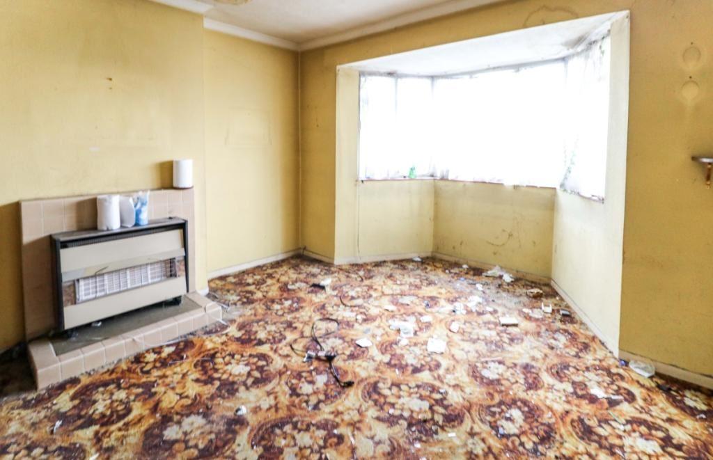 120 Oaks Lane Ilford Essex Ig2 7py 3 Bed Semi Detached House £250 000