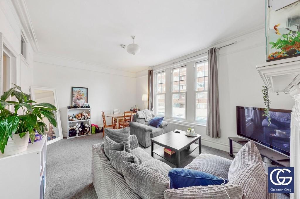 Balham Hill, London, SW12 3 bed apartment - £2,750 pcm (£635 pw)