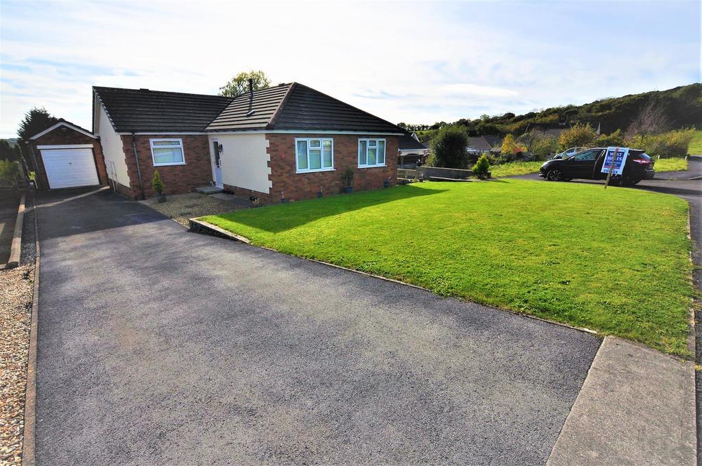 Parc Mansant, Pontyates, Llanelli 3 bed detached bungalow - £275,000