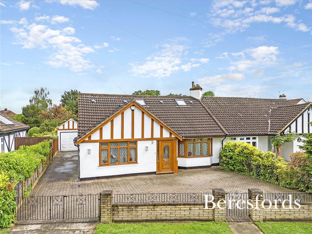 Front Lane, Upminster, RM14 4 bed bungalow - £700,000