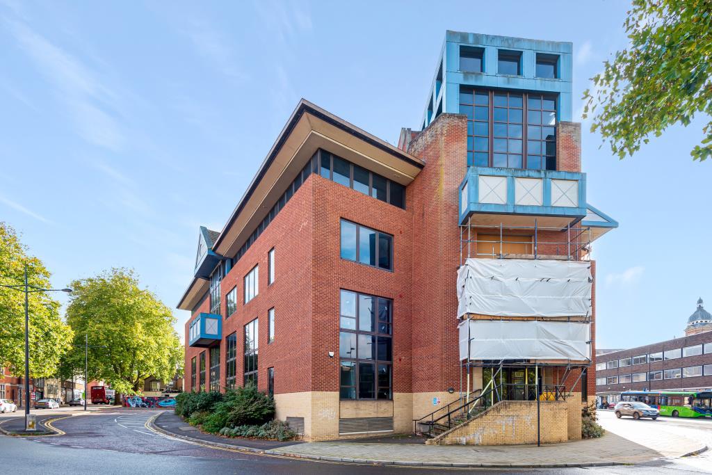 Swindon, Wiltshire, SN1 2 bed apartment - £850 pcm (£196 pw)