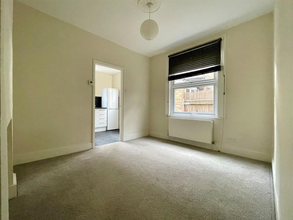 Charlmont Road, Tooting 2 bed ground floor flat - £1,850 pcm (£427 pw)