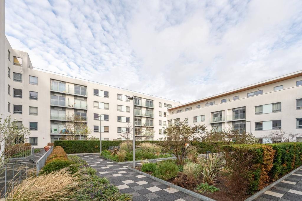 DERRY COURT, Streatham, London, SW16 2 bed flat - £2,295 pcm (£530 pw)