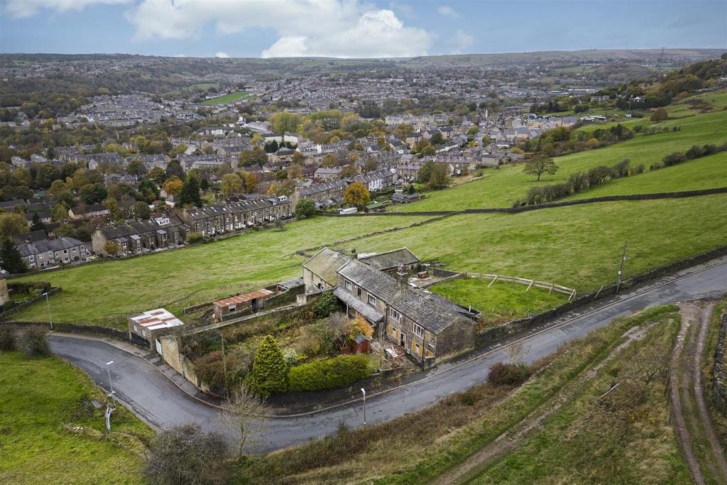 Dirk Carr Farm, Bradford Old Road... 5 bed detached house - £500,000