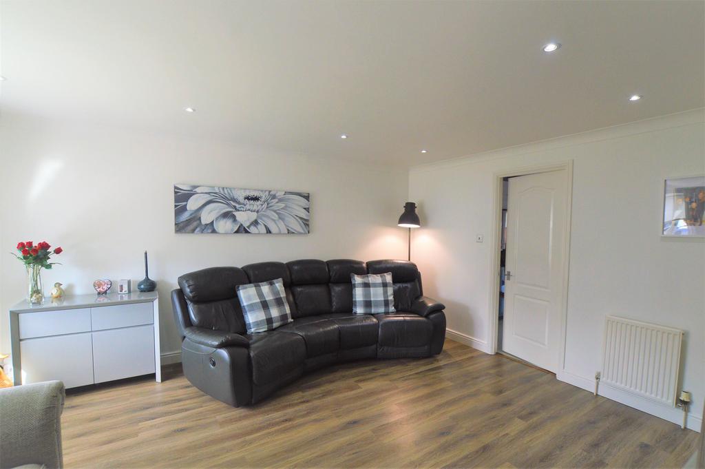 46 Meadow Way, KILWINNING, KA13 6UX 4 bed detached house - £235,000