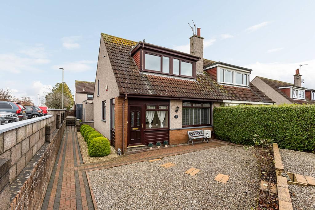 9 Tarry Dykes, Arbroath, DD11 4BJ 3 bed semi-detached house - £138,000