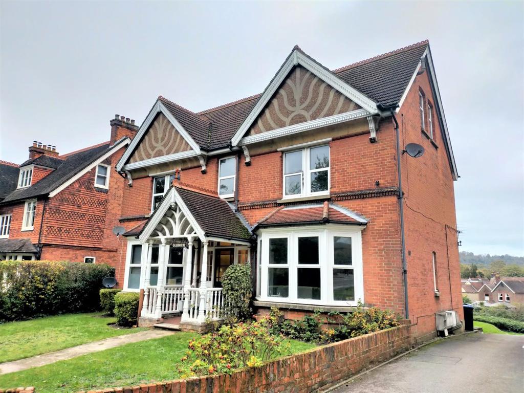 Reigate Road, Reigate 1 bed apartment - £900 pcm (£208 pw)