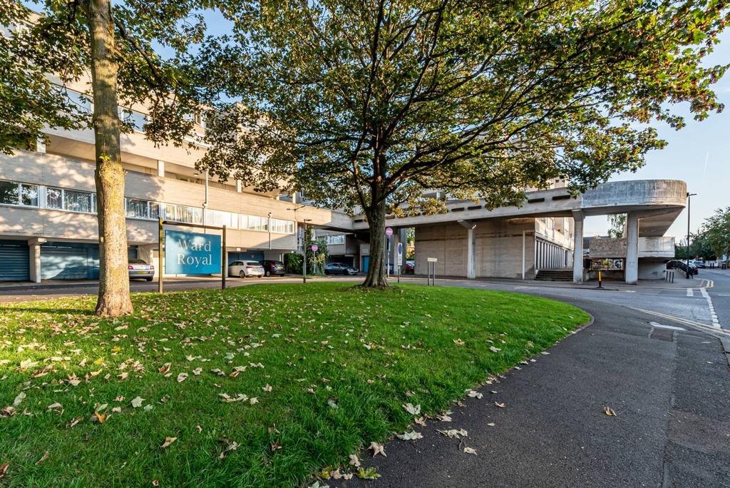 Mountbatten Square, Windsor, SL4 2 bed flat for sale - £325,000
