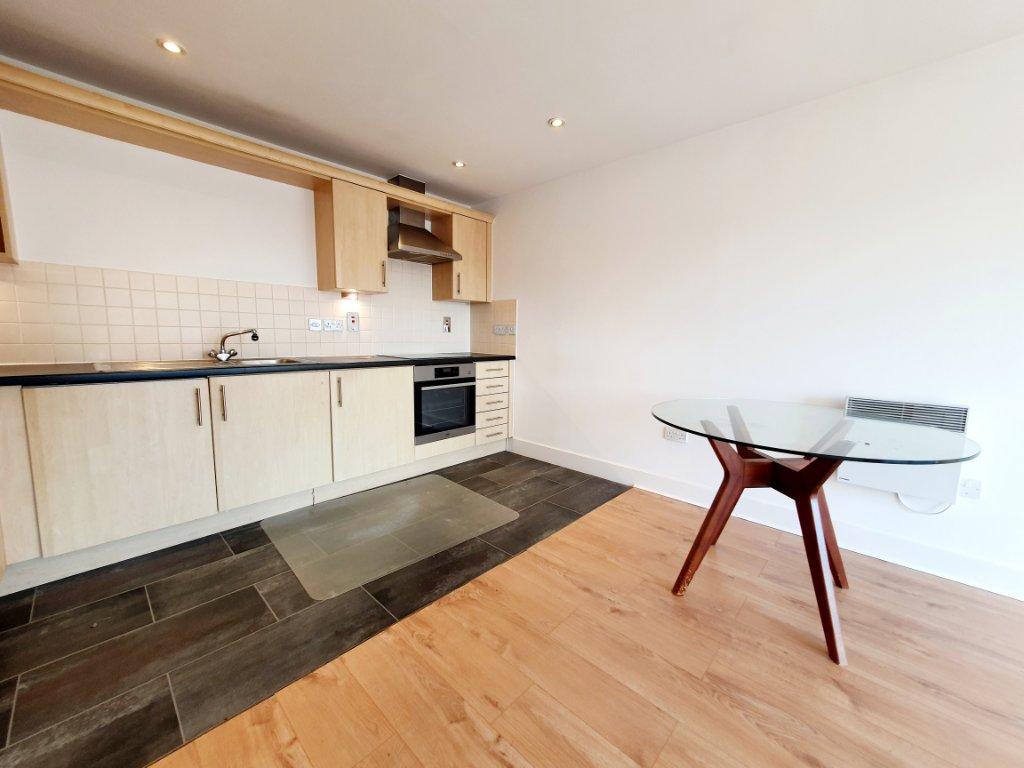 Redford Way, Uxbridge, Middlesex, UB8 2 bed flat - £1,600 pcm (£369 pw)