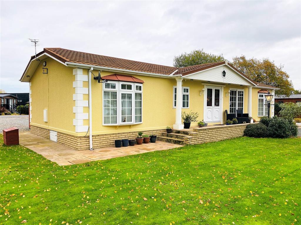 Cliff County Lodges, Cliffe Common, Selby 3 bed park home - £170,000