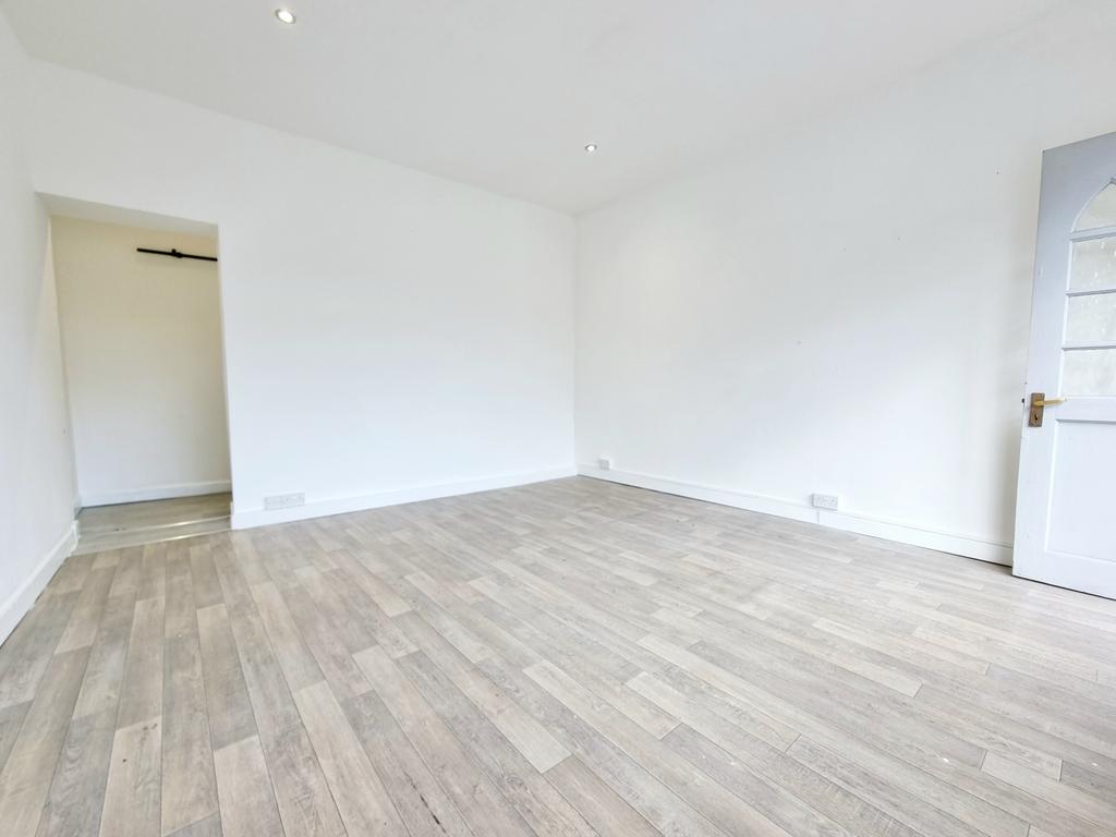 Freeney Street, Sutton, WA9 Shop - £500 pcm (£115 pw)