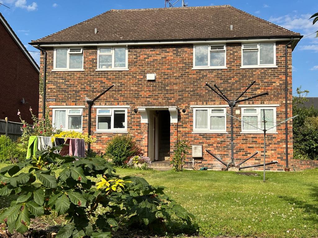 London Road, Dunton Green, TN13 1 bed flat - £1,250 pcm (£288 pw)