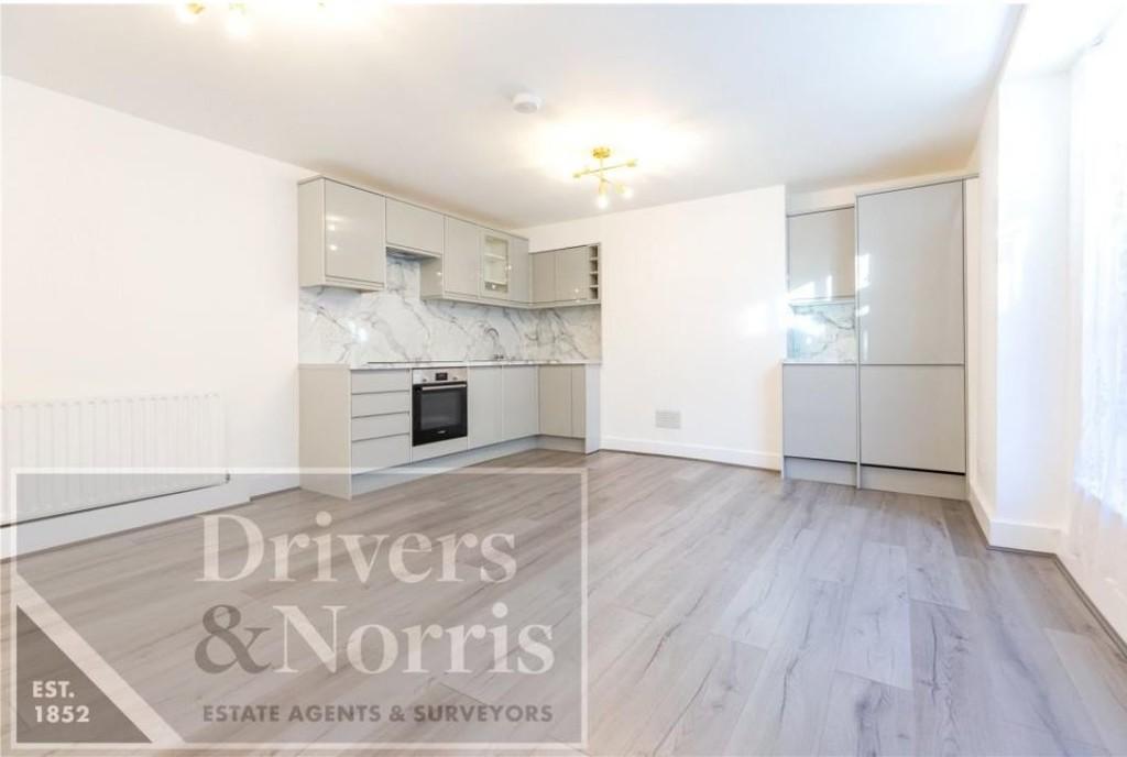 St Johns Grove, Archway, N19 5RW 3 bed flat - £2,500 pcm (£577 pw)