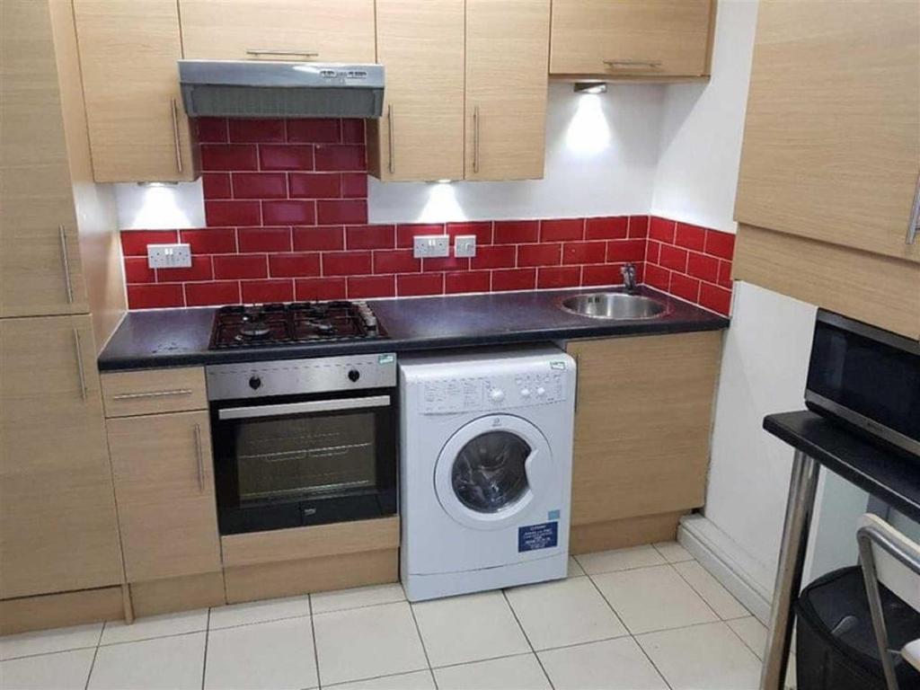 138 Platt Lane, Manchester 2 bed private hall - £1,000 pcm (£231 pw)