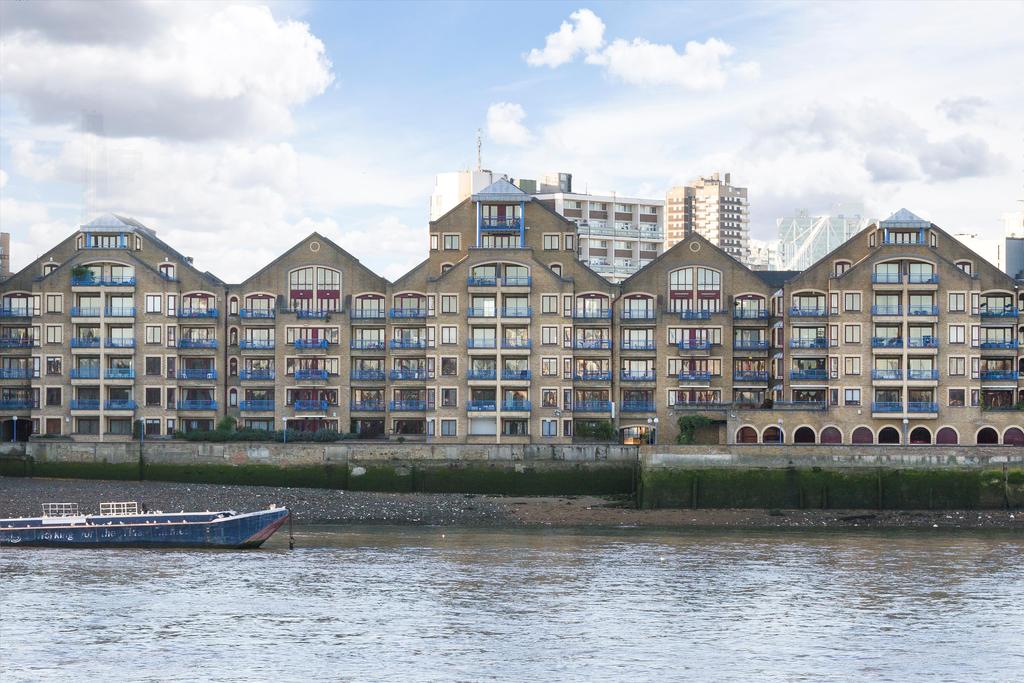 Wapping High Street, London, E1W 1 bed flat - £1,733 pcm (£400 pw)