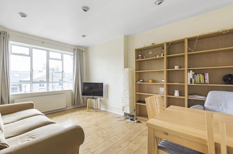 Lessar Avenue London SW4 3 bed flat - £2,500 pcm (£577 pw)