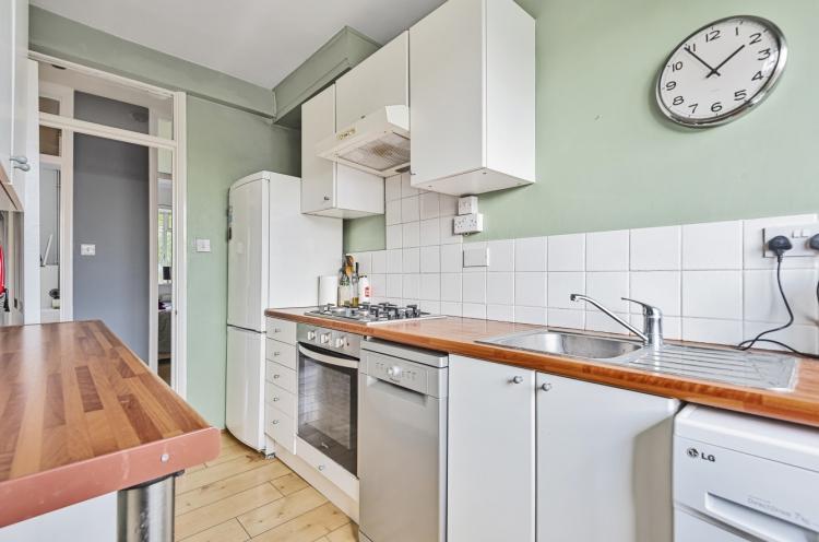 Lessar Avenue London SW4 3 bed flat - £2,500 pcm (£577 pw)