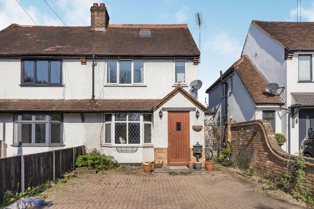Denham Way, Maple Cross... 3 bed semi-detached house - £550,000