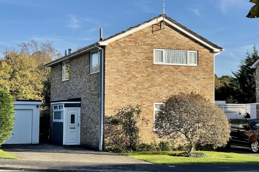 Forestside Gardens, Ringwood, BH24 1SZ 3 bed detached house - £450,000