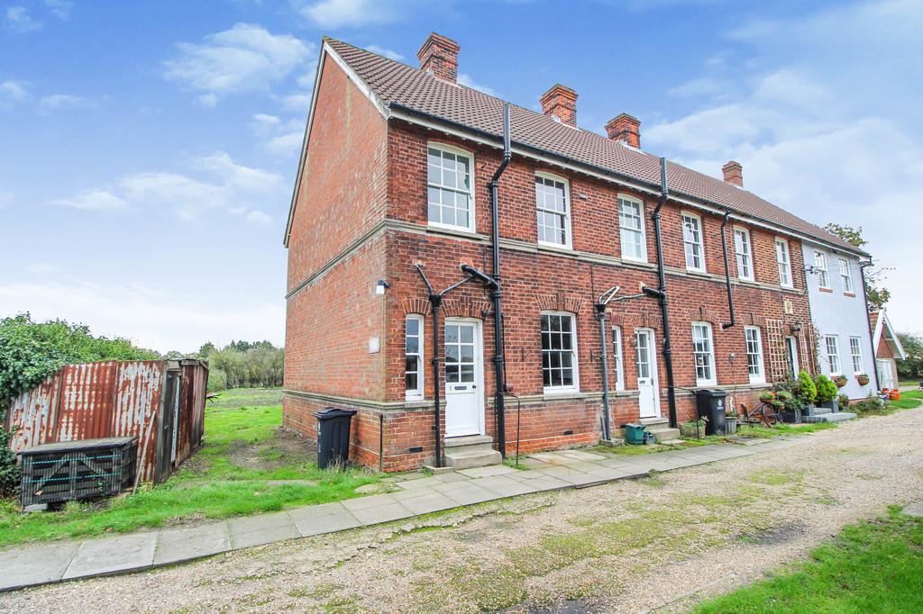 Tye Road, Elmstead Market, CO7 7BB 2 bed cottage - £200,000