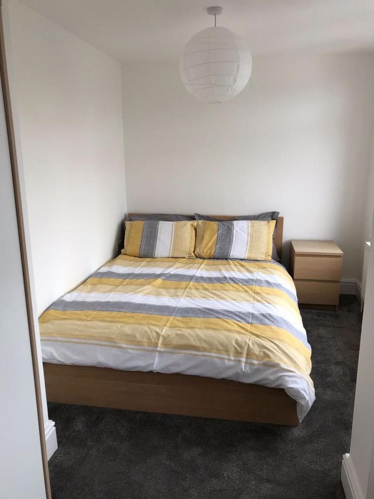 Great size double room in high... Mixed use - £675 pcm (£156 pw)
