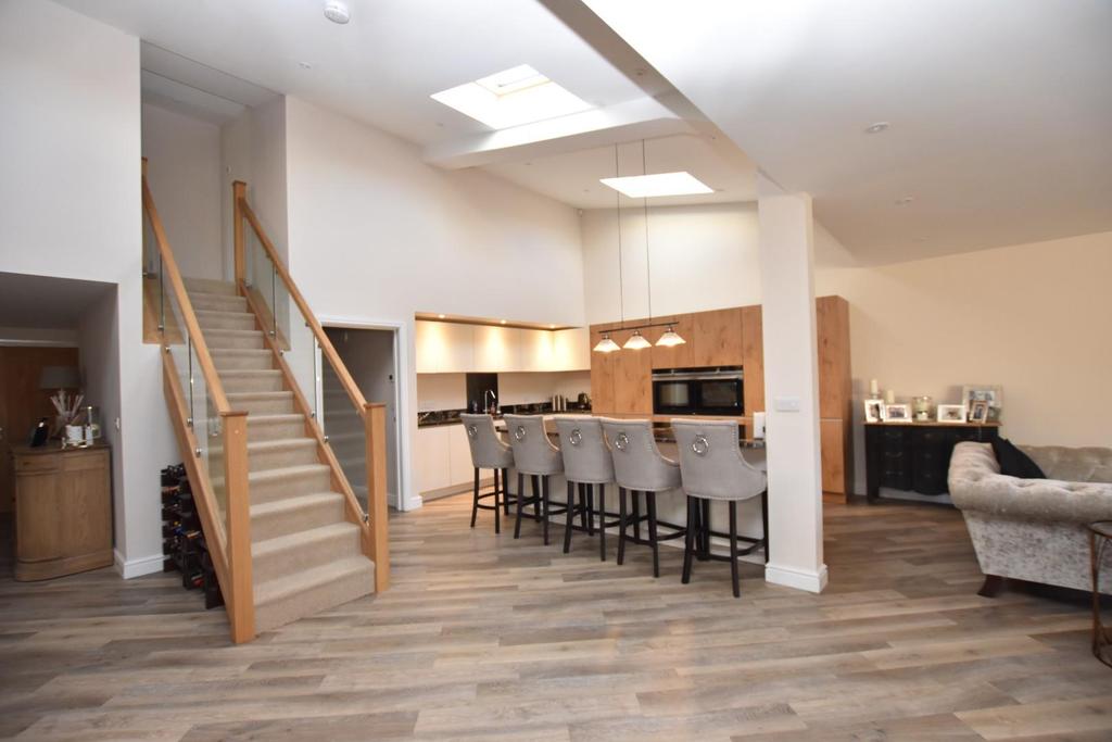 Cold Pool Lane, Badgeworth... 4 bed barn conversion - £3,500 pcm (£808 pw)