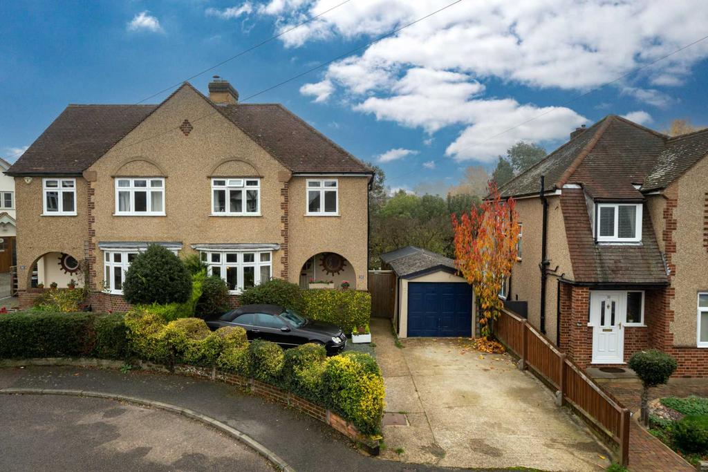 Bargrove Avenue, Boxmoor 3 bed semi-detached house for sale - £785,000