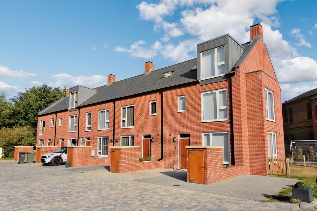 Whitecroft Park, Newport PO30 3 bed terraced house - £1,050 pcm (£242 pw)