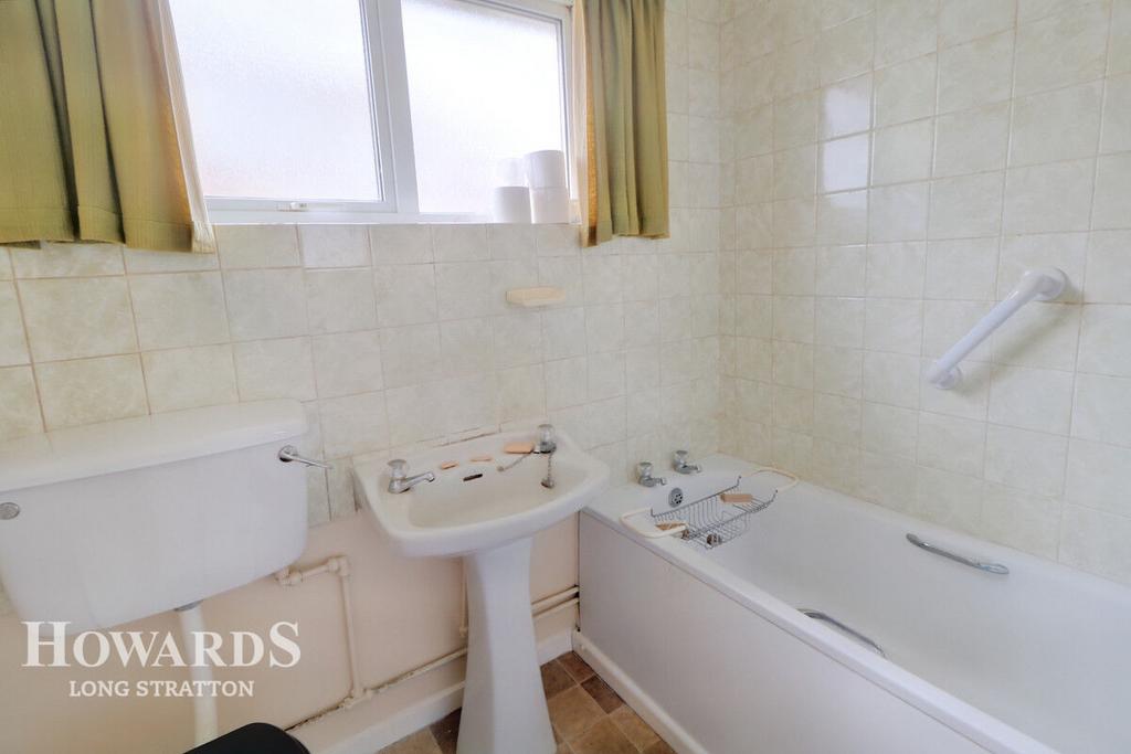 Manor Park Gardens, Long Stratton 2 bed detached bungalow - £250,000