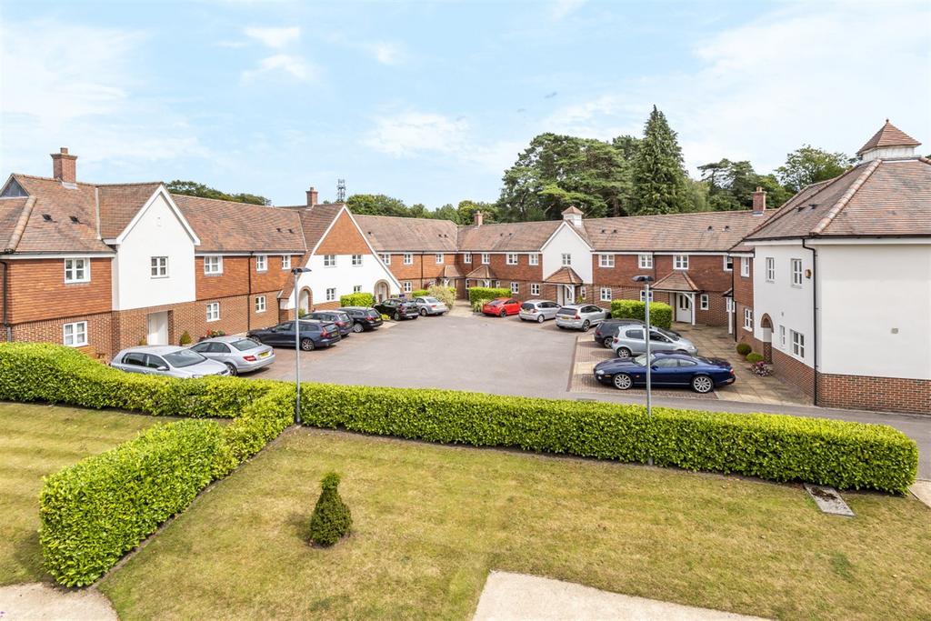 Stronsay Close, Hindhead, GU26 3 bed terraced house - £450,000