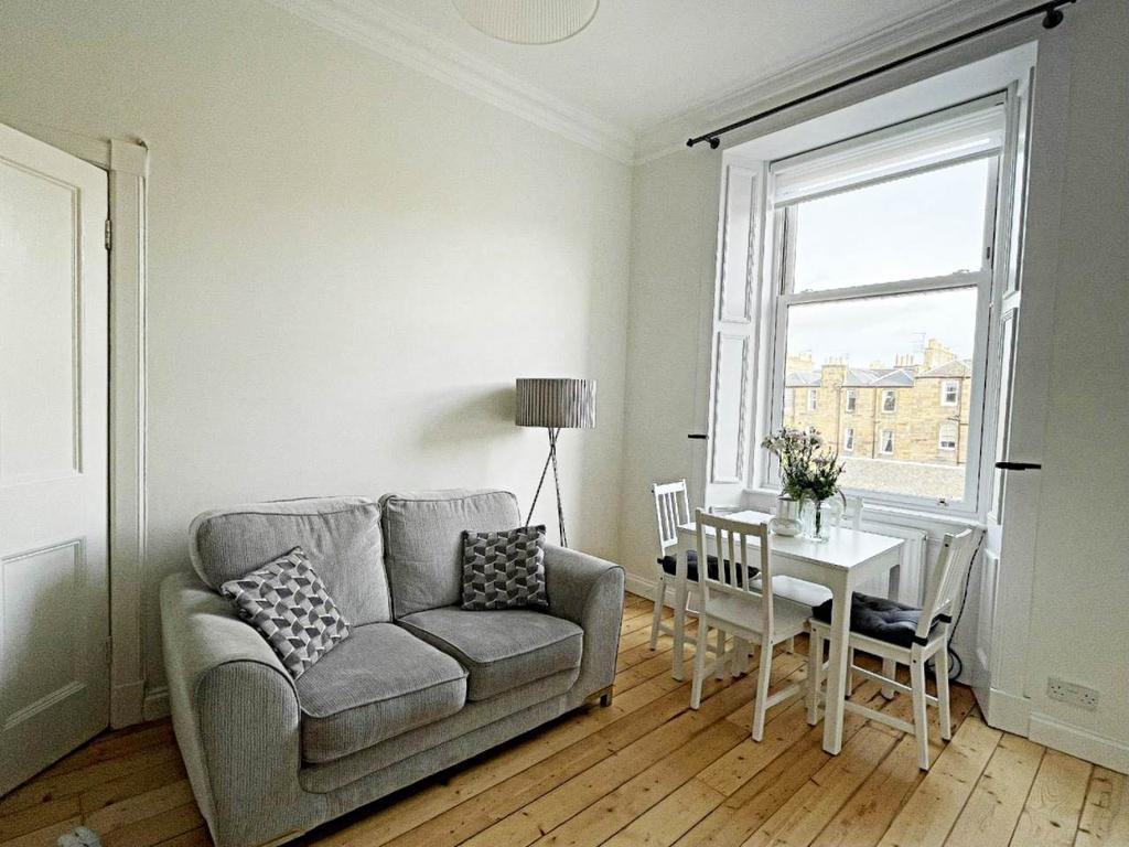Comely Bank Row, Stockbridge, Edinburgh 1 bed flat - £1,195 pcm (£276 pw)