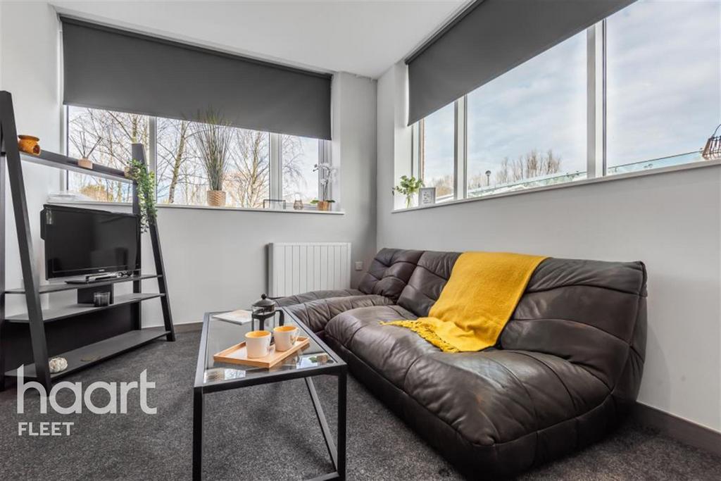 Lime Tree Way 2 bed flat - £1,300 pcm (£300 pw)
