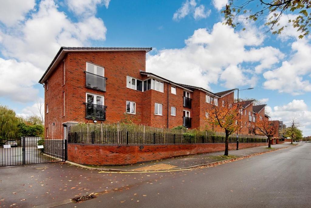 Cosgrove Hall Court, 8 Albany Road... 1 bed apartment - £195,000