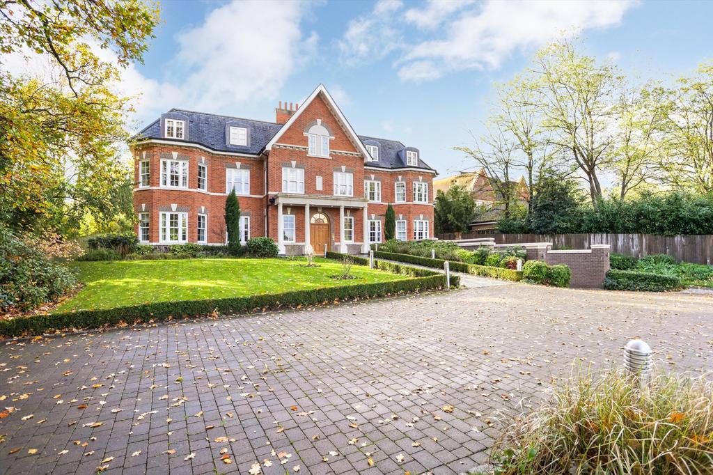Esher Park Avenue, Esher, Surrey, KT10 3 bed apartment - £1,950,000
