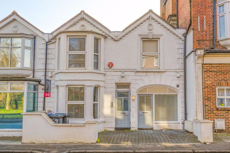 Station Road, Addlestone 2 bed flat - £1,375 pcm (£317 pw)