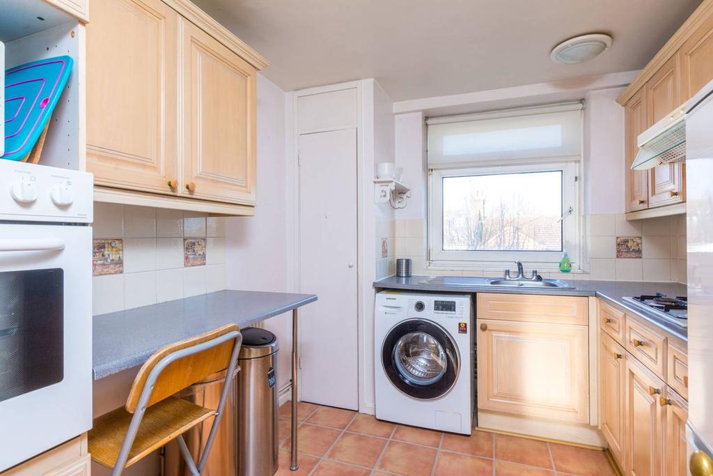 Oakhill Road, East Putney, London, SW15 2 bed flat - £1,842 pcm (£425 pw)