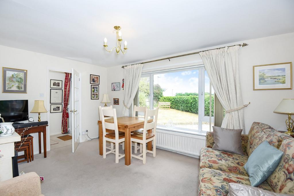 Burford Road, Lechlade, GL7 2 bed bungalow - £350,000